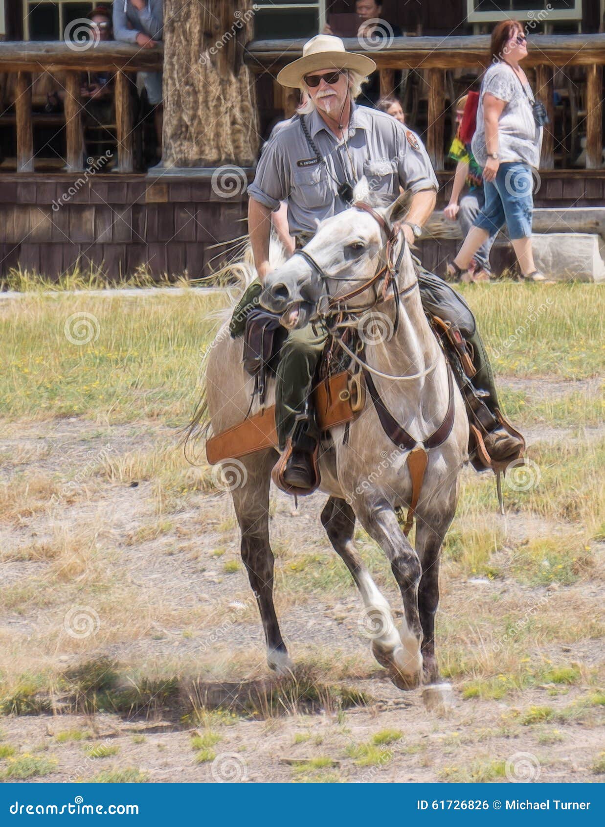 Garde Forestier De Yellowstone Photo éditorial - Image du rocheuses ...