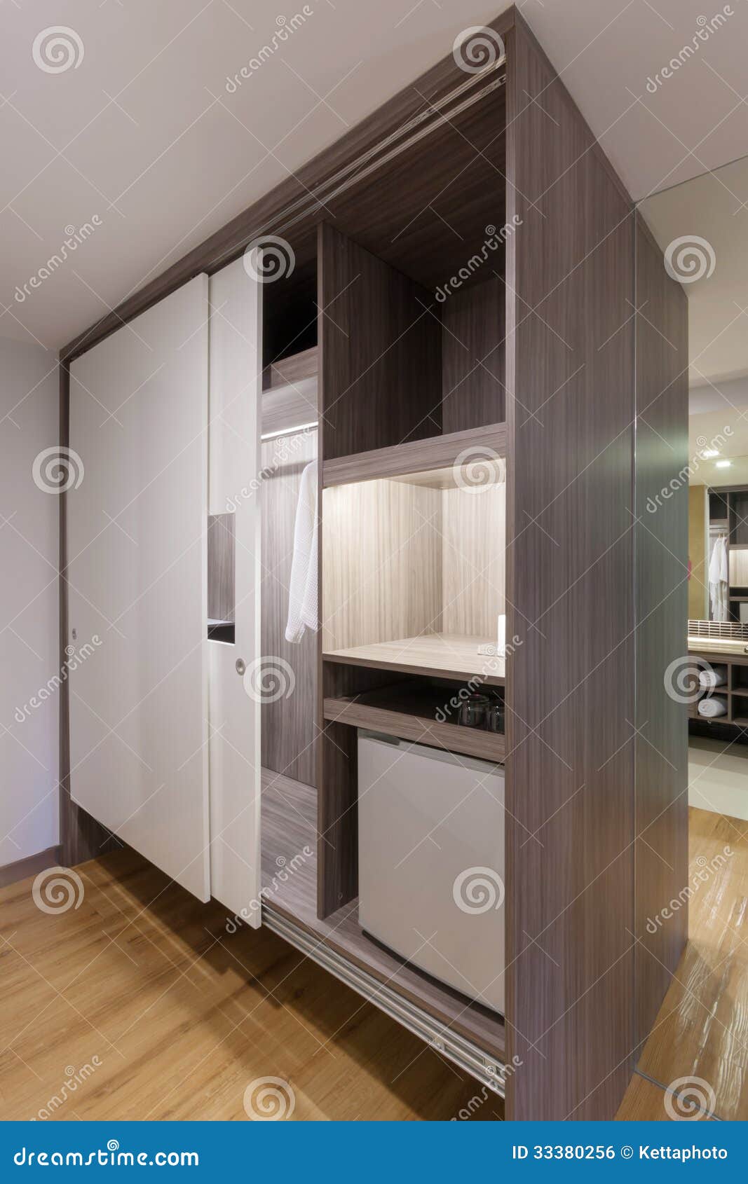 Garde-robe De Portes Coulissantes Photo stock - Image du cabinet ...