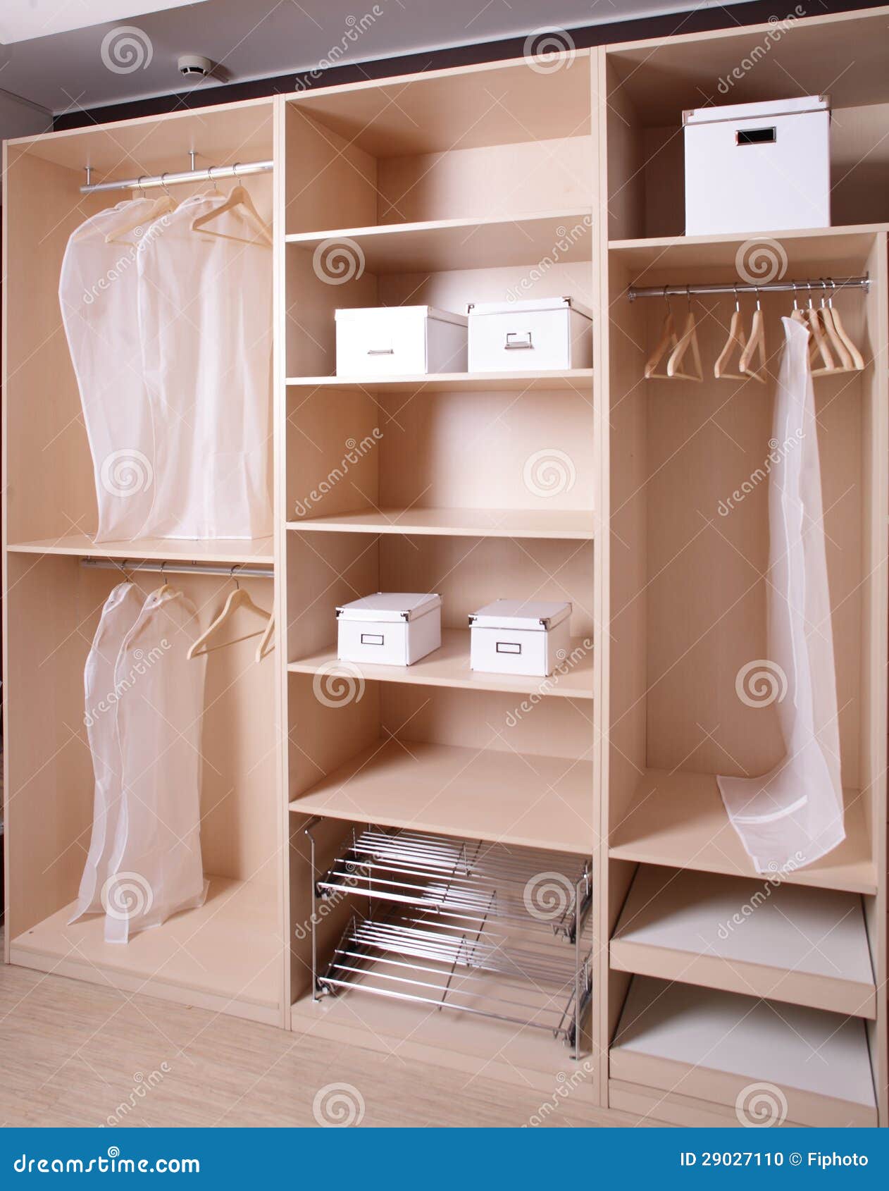 Garde-robe En Bois Toute Neuve Photo stock - Image du usure, indoors ...