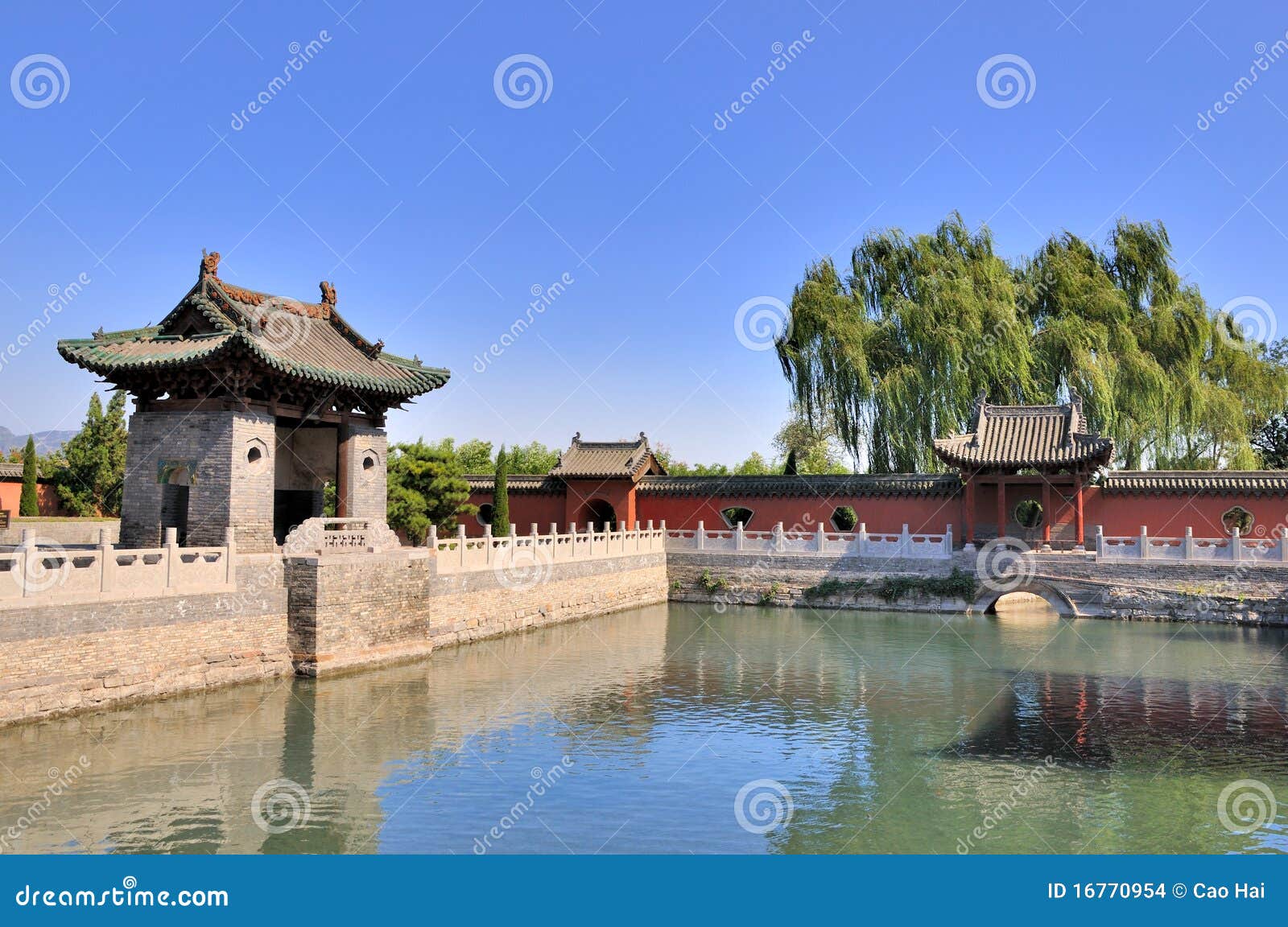 Garden in Chinese Old Temple Stock Photo - Image of historic, water ...
