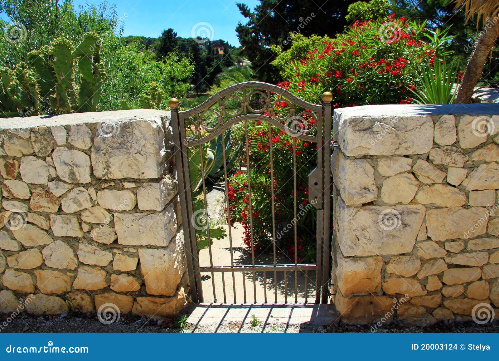 Garden Gate stock photo. Image of cottage, cute, home - 20003124