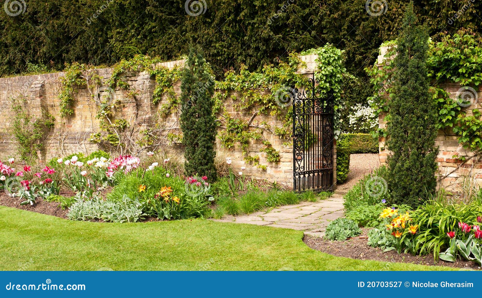 Garden gate flowerbed stock image. Image of outside, pretty - 20703527