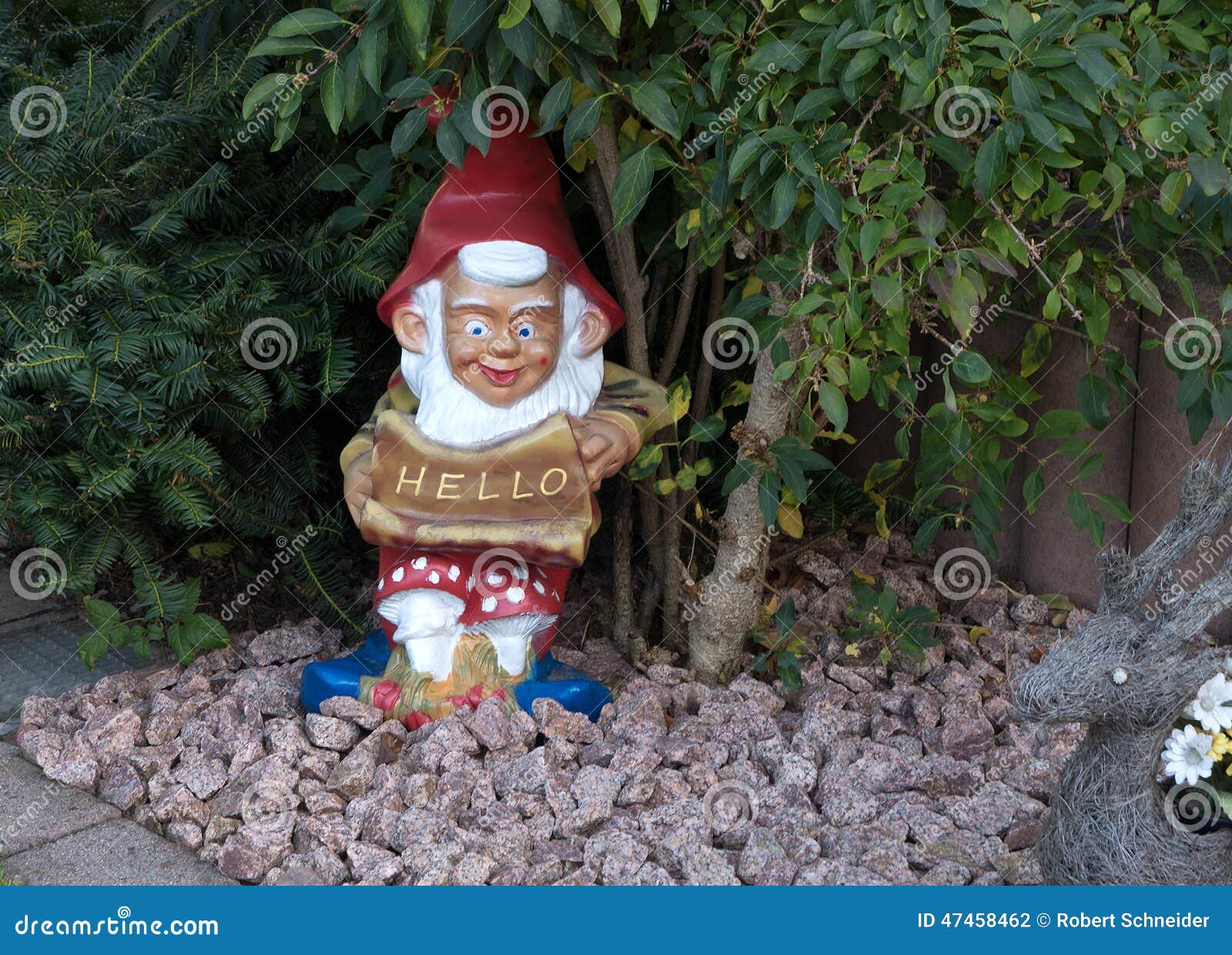 Garden Gnome Mit HELLO Shield Stock Photo - Image of gnome, sign: 47458462