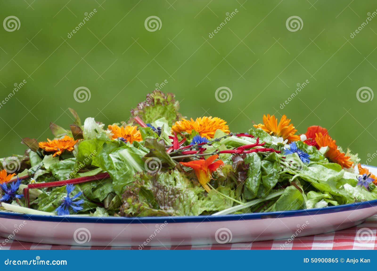 Garden Salad with Eatable Flowers Stock Image - Image of healthy, leaf ...