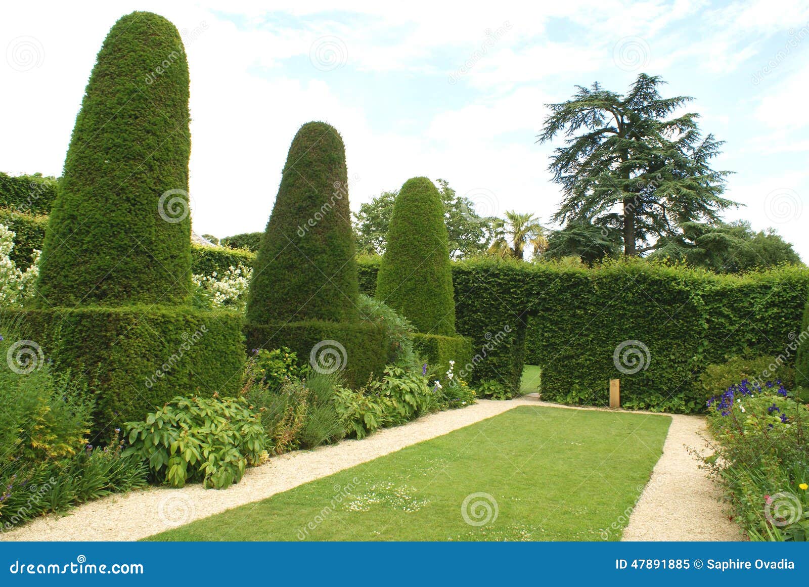 Entrance Of A Yew Topiary Formal Garden In England Stock Image ...
