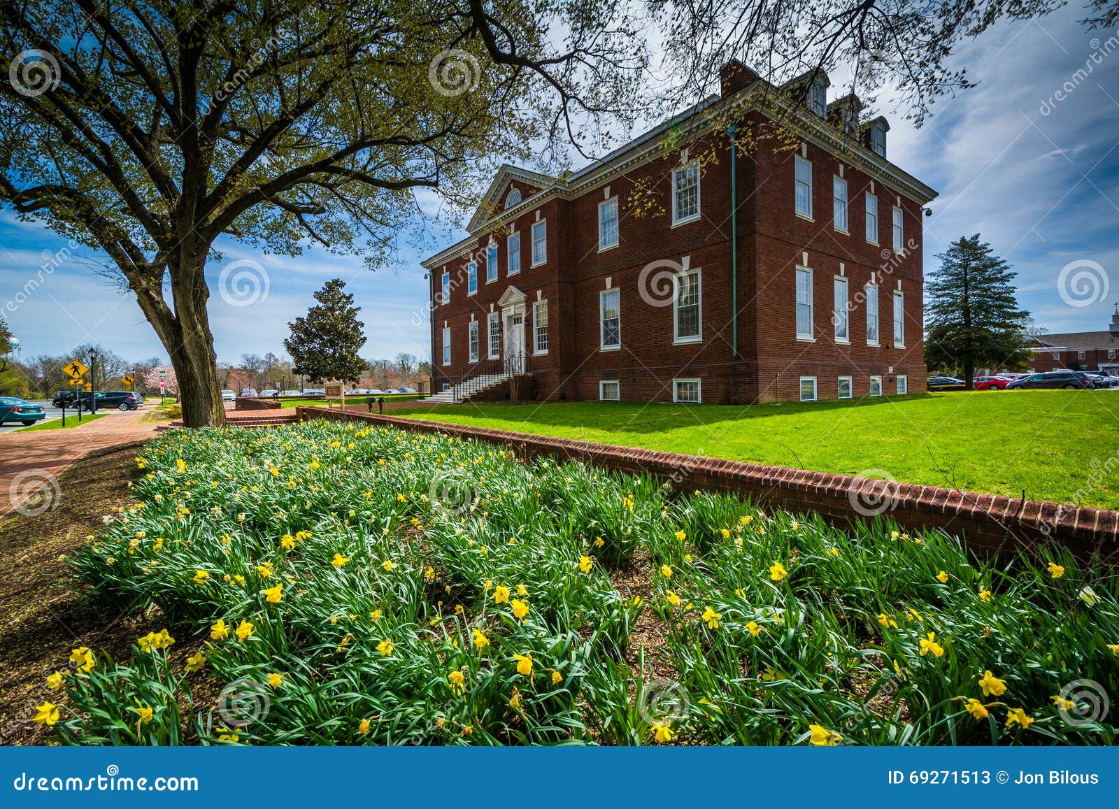 Gardens and the Tatnall Building in Dover, Delaware. Editorial Stock ...