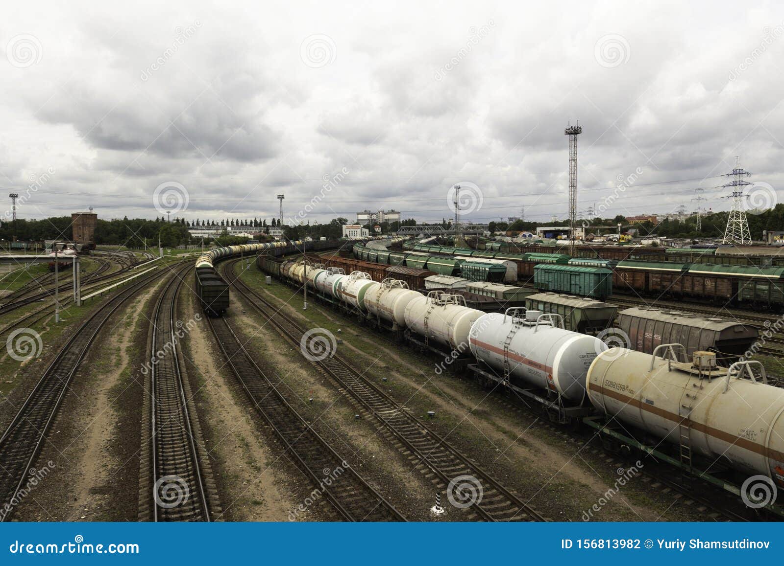 Gare De Tri Avec Wagons De Marchandises Photo stock - Image du railroad ...