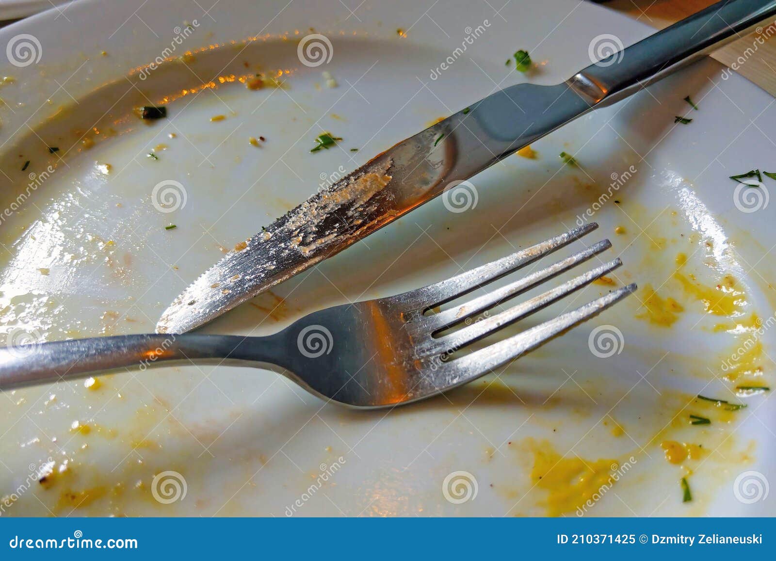 Garfo E Faca Num Prato Branco Depois De Comer Imagem de Stock - Imagem ...