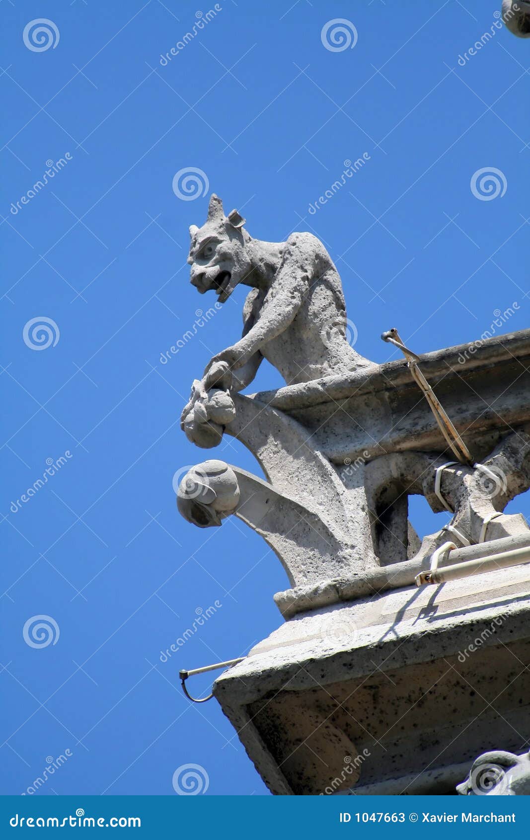 Gargouille sur un balcon image stock. Image du statue - 1047663