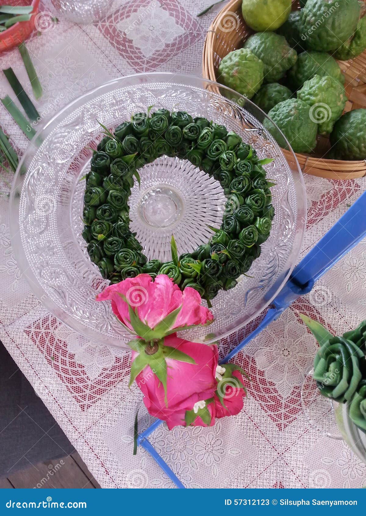 Garland imagen de archivo. Imagen de guirnalda, sacerdote - 57312123