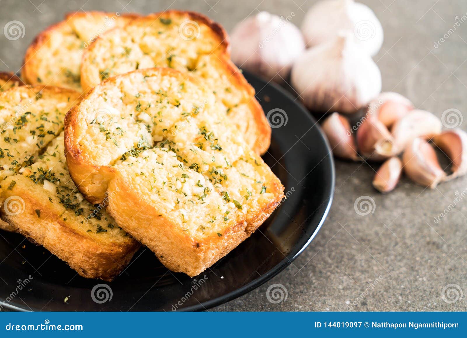 Garlic bread on plate stock image. Image of vegetarian - 144019097
