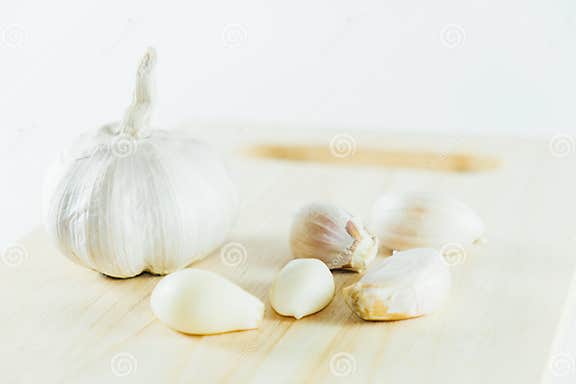 Garlic on chopping block stock image. Image of vegetable - 56721371