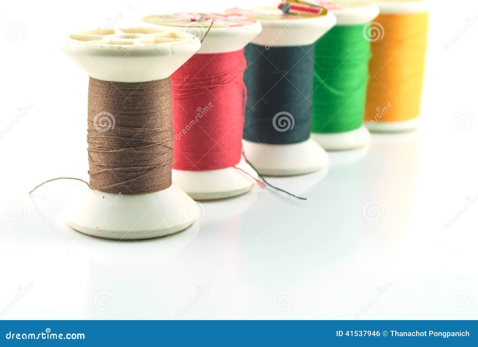 Garnspulen Mit Verschiedenen Farben Stockfoto - Bild von garn ...