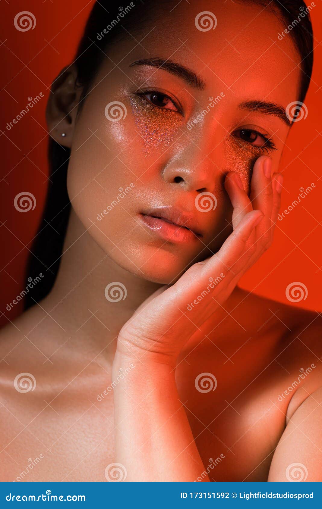 Garota Asiática Pelada Tocando O Rosto Com Foto De Stock Imagem De