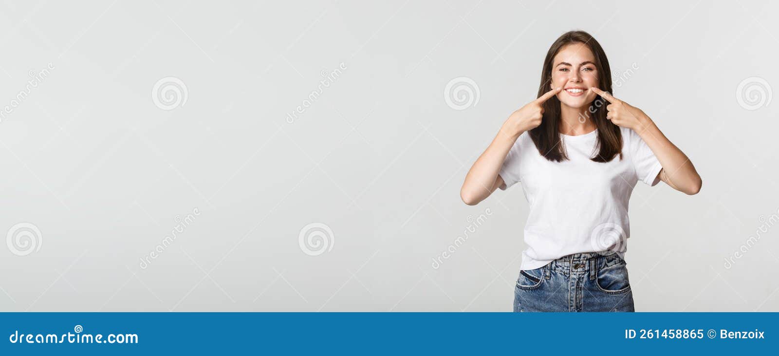 Garota Feliz Apontando Dedos Na Boca Mostrando Dentes Brancos Perfeitos