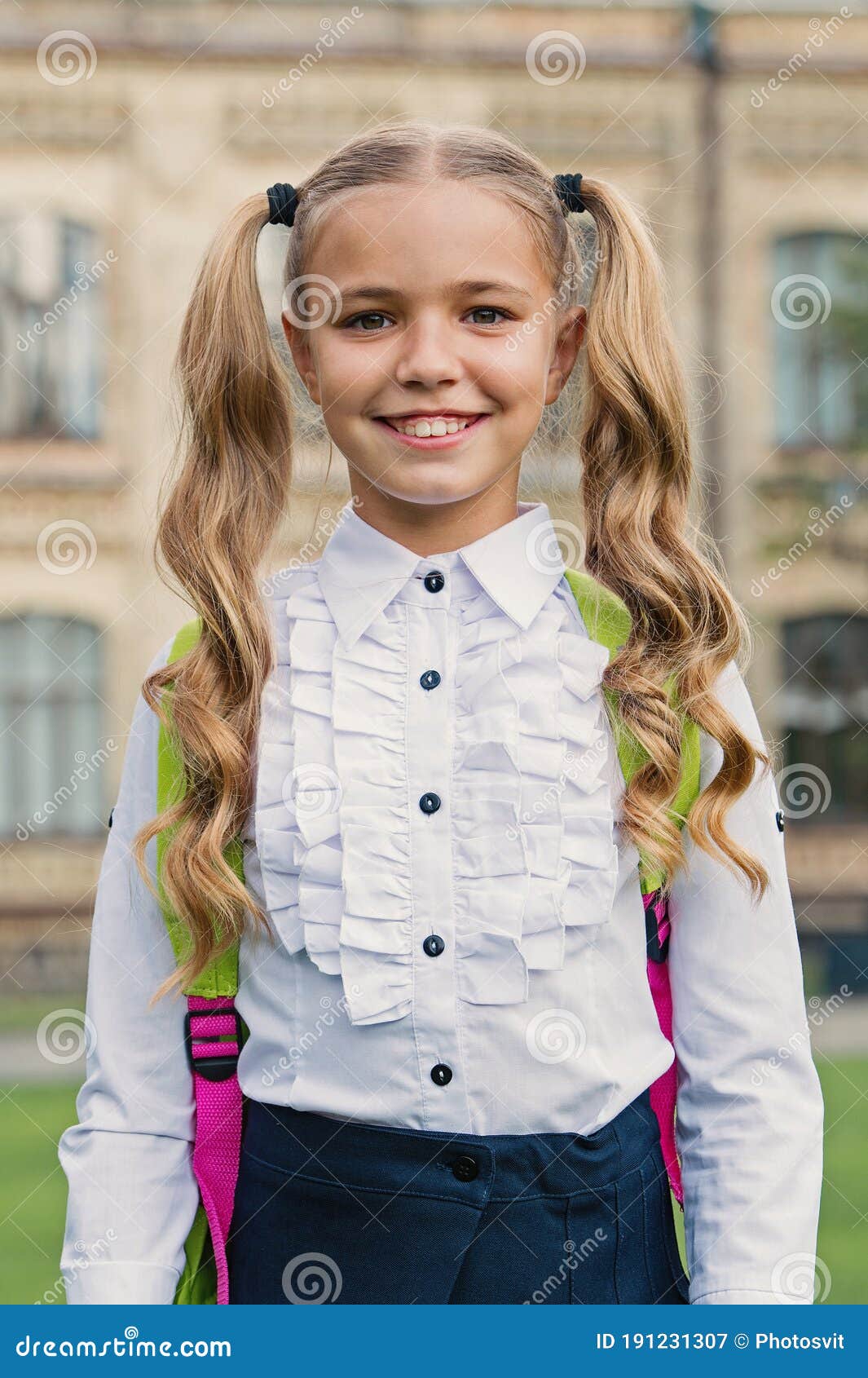 Garota Sorrindo Cara Indo Para A Escola Setembro Primeiro Ano Conceito