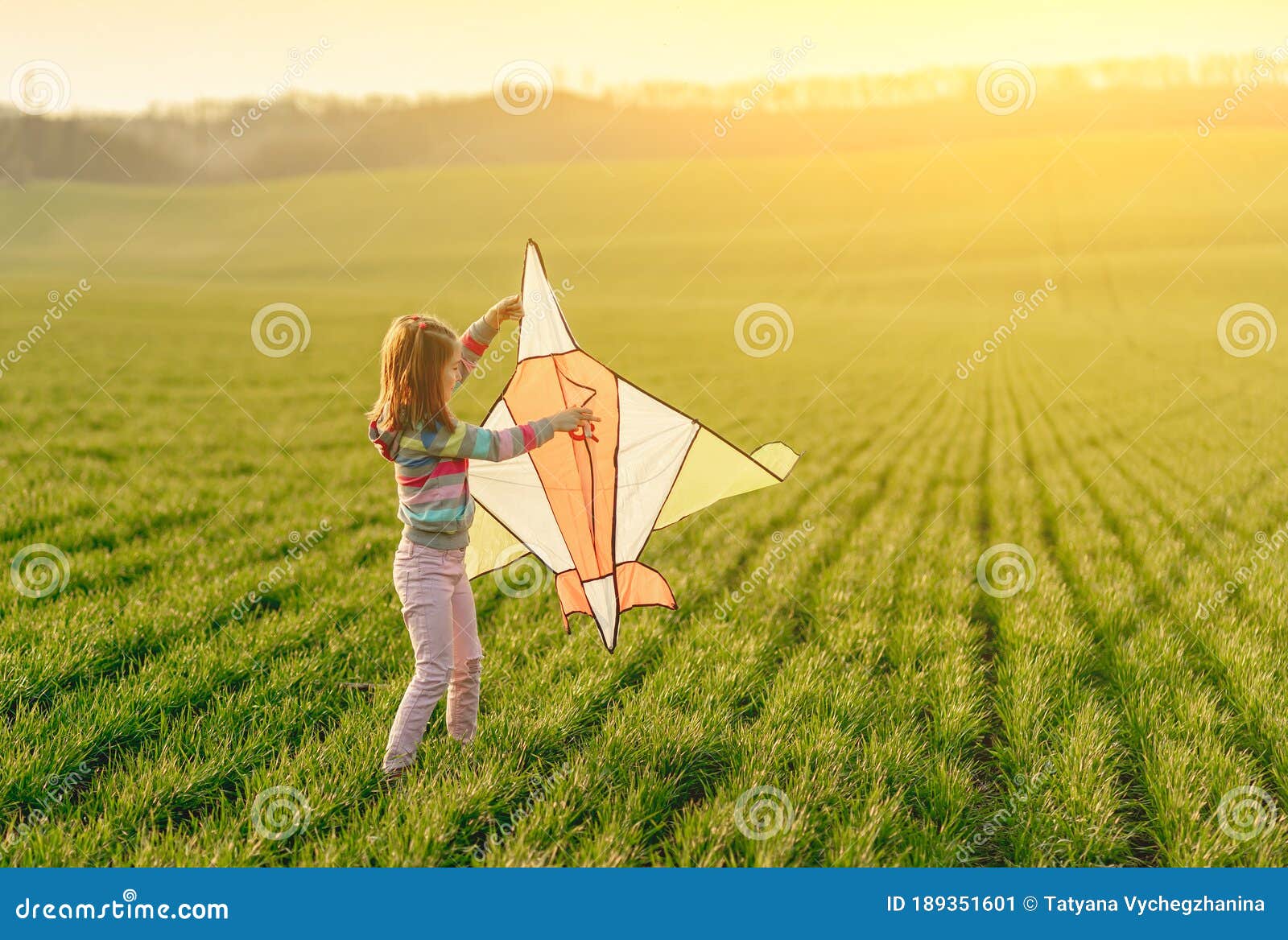 Garotinha com pipa voadora imagem de stock. Imagem de verde - 189351601