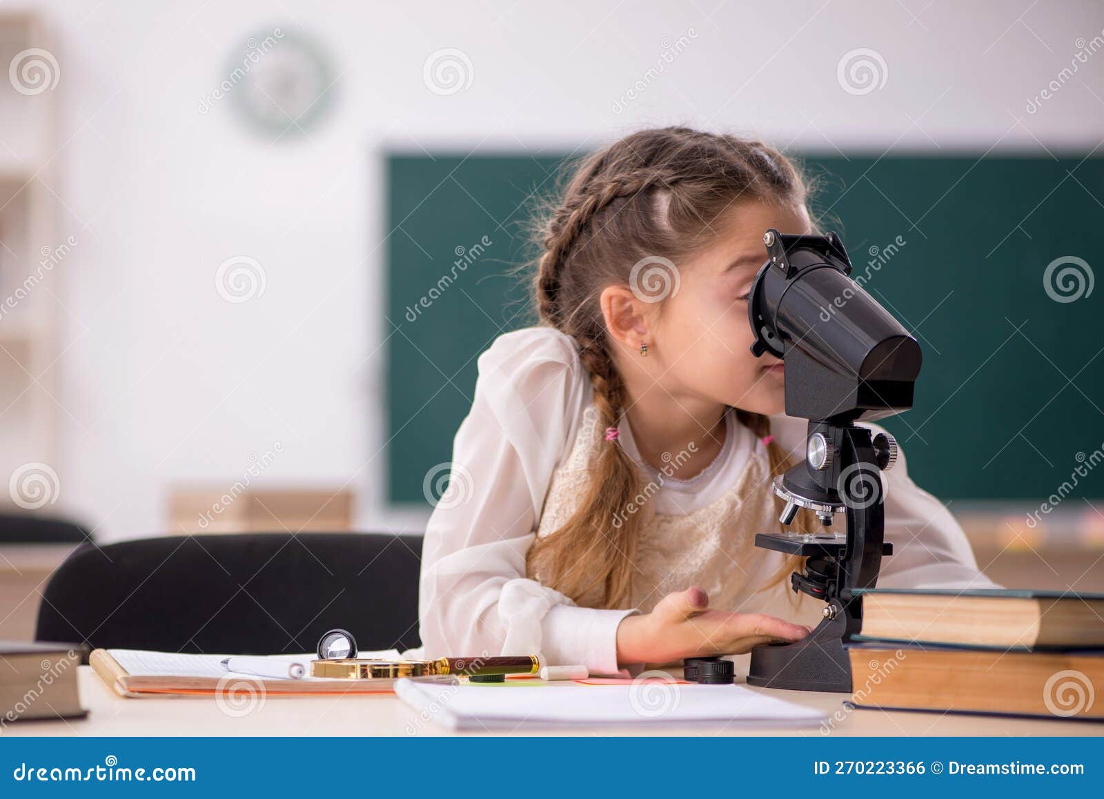Garotinha Estudando Na Sala De Aula Foto de Stock - Imagem de classe ...
