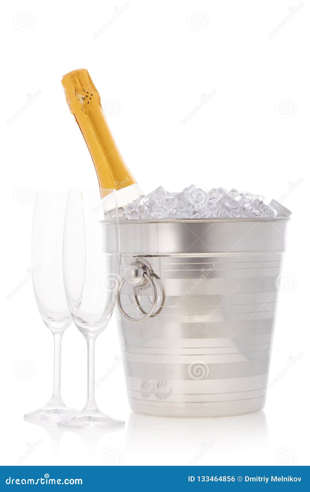 Garrafa De Champagne Em Uma Cubeta Com Gelo Foto de Stock - Imagem de ...