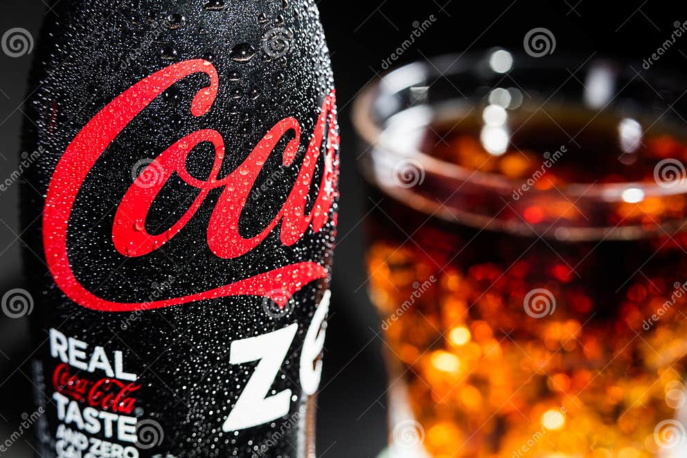 Garrafa De Coca Cola Zero Com Gotas E Do Vidro Com Os Cubos De Gelo ...