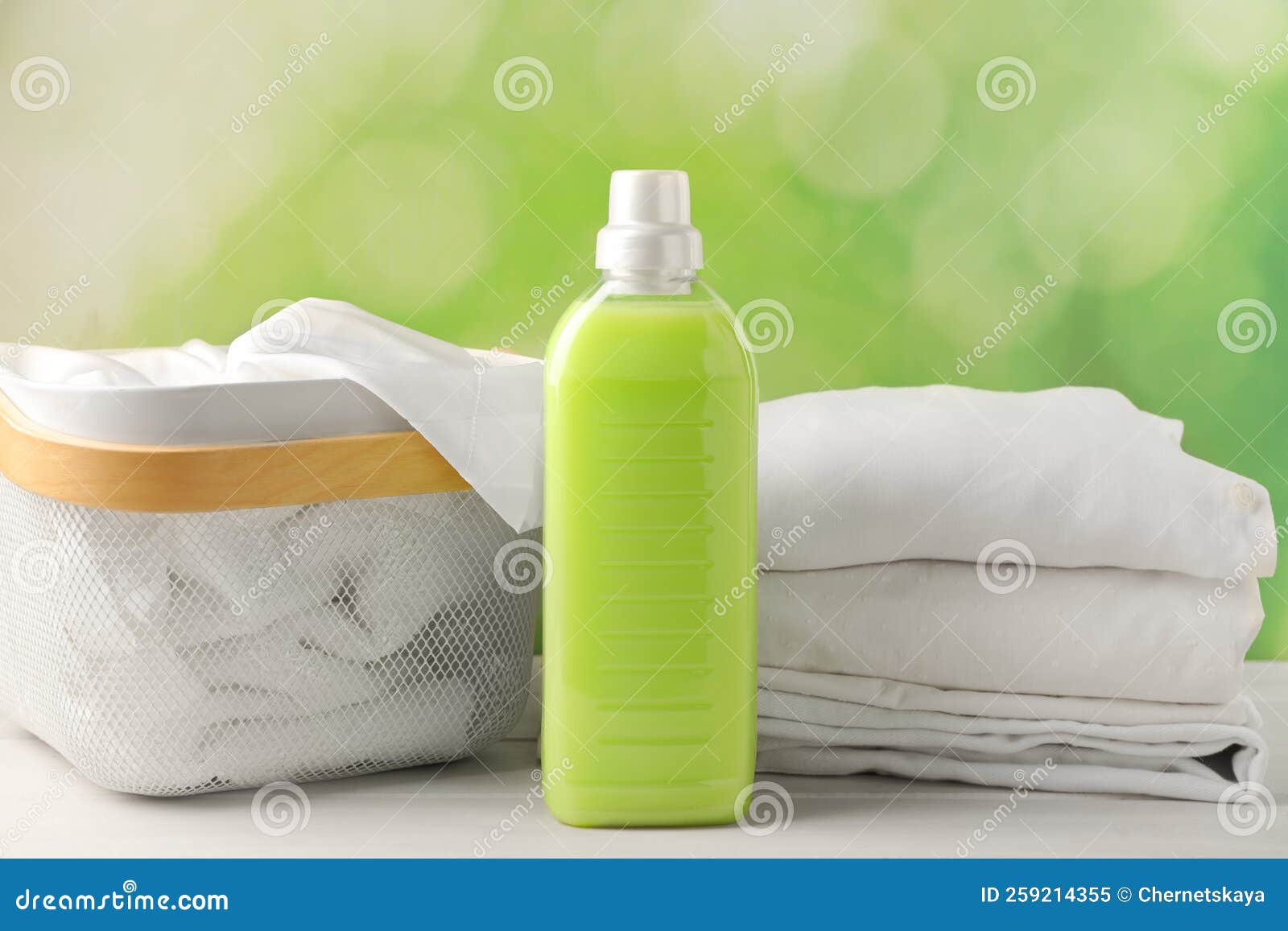 Garrafa De Detergente Para Roupa Lavada E Roupas Limpas Em Mesa De ...