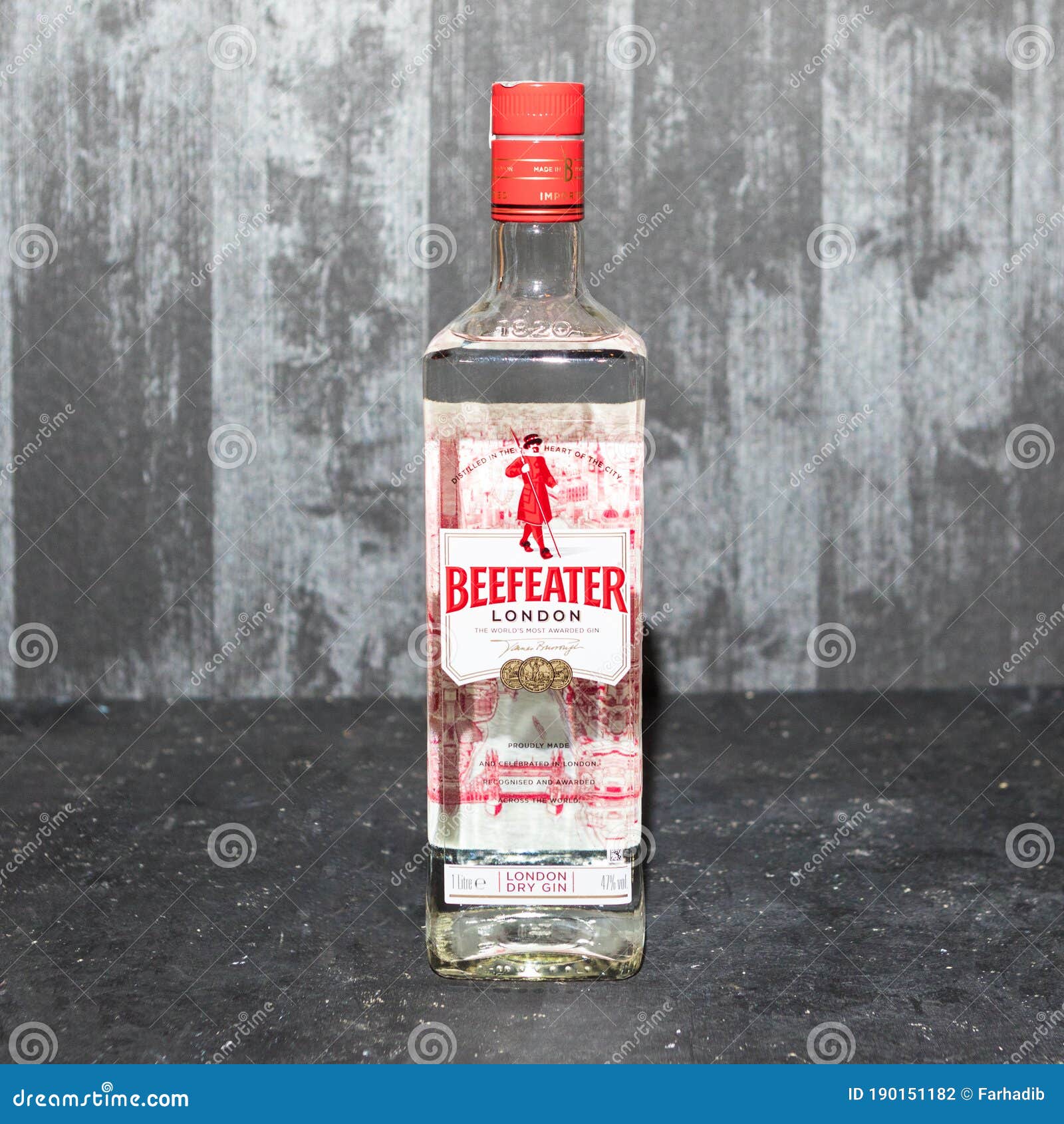 Garrafa De Gin Sobre Fundo Isolado Fotografia Editorial - Imagem de ...