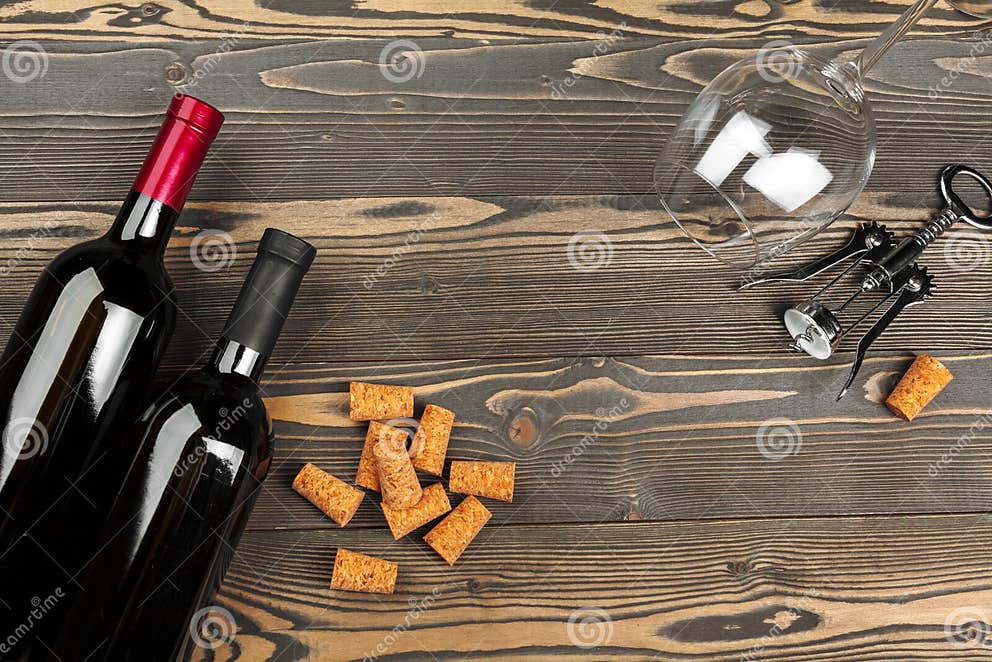 Garrafa De Vinho E Rolha E Saca-rolha Em Mesa De Madeira Foto de Stock ... Garrafa De Vinho E Rolha E Saca-rolha Em Mesa De Madeira Foto de Stock ...