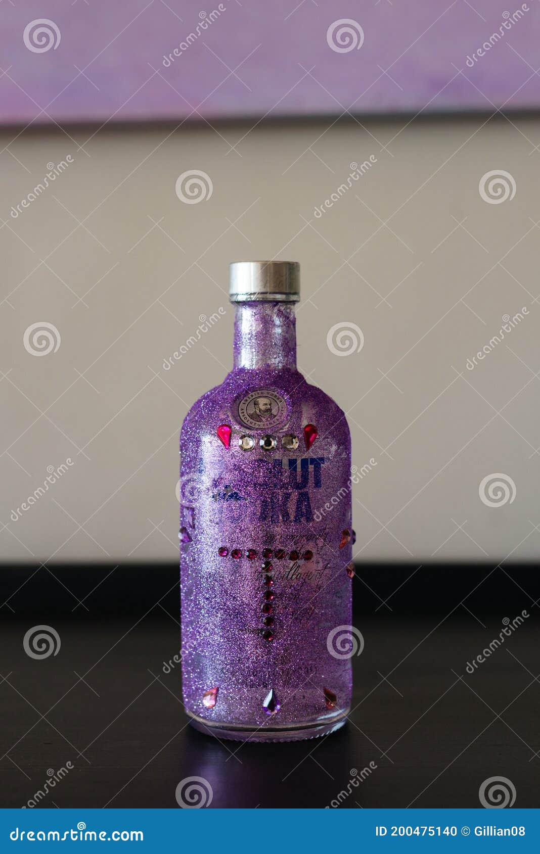 Garrafa De Vodka Absoluta Decorada Imagem Editorial - Imagem de frasco ...