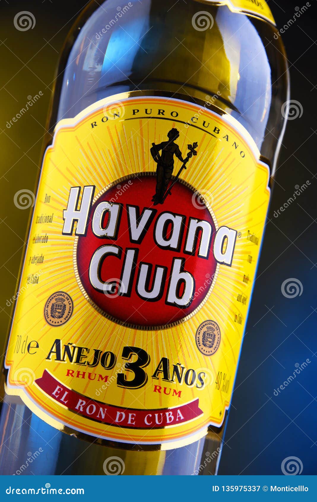 Garrafa Do Rum Do Branco De Havana Club Fotografia Editorial - Imagem ...