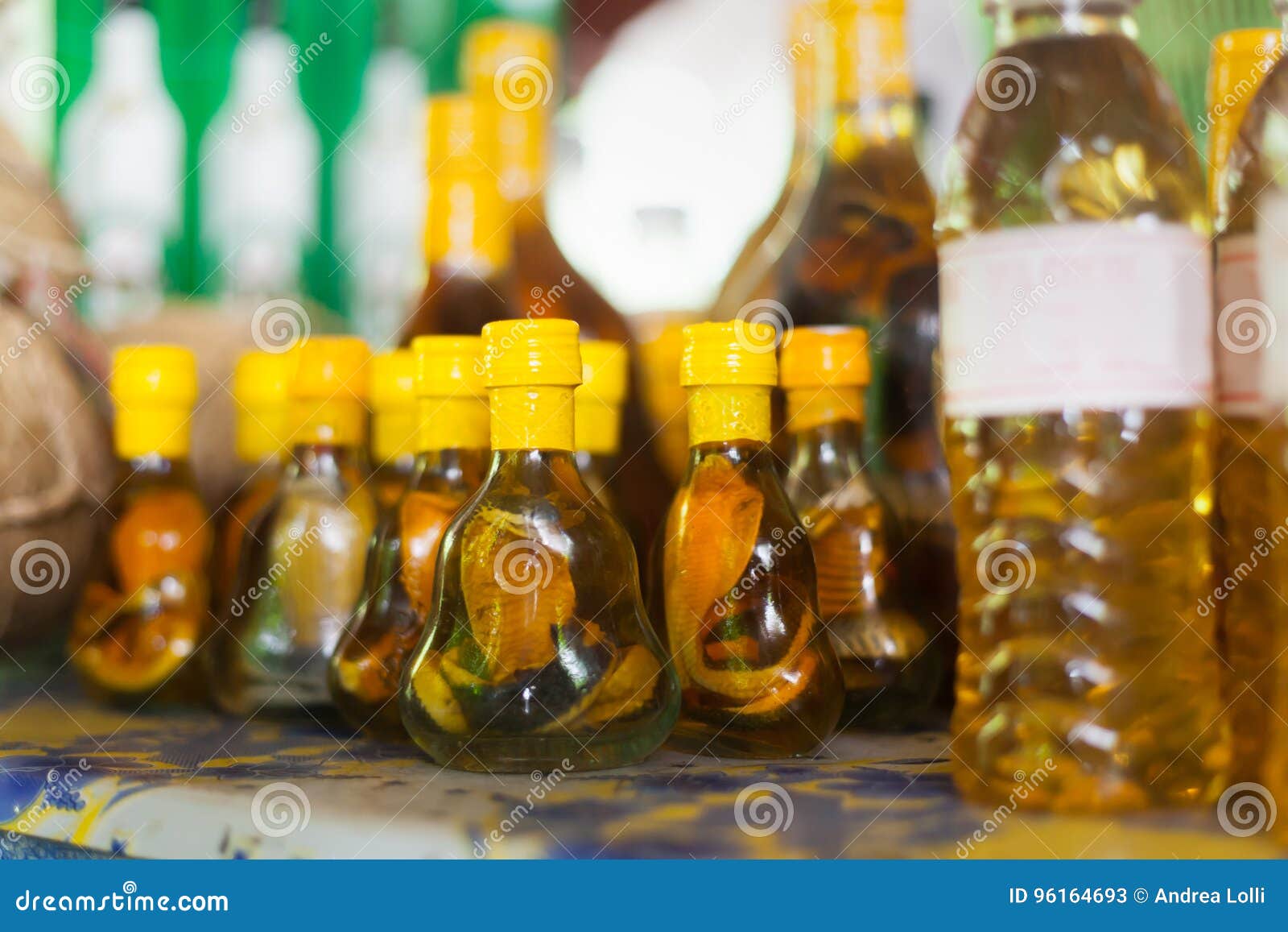 Garrafa E Licor Do Mel Com Bebida Tropical Tradicional Da Serpente ...