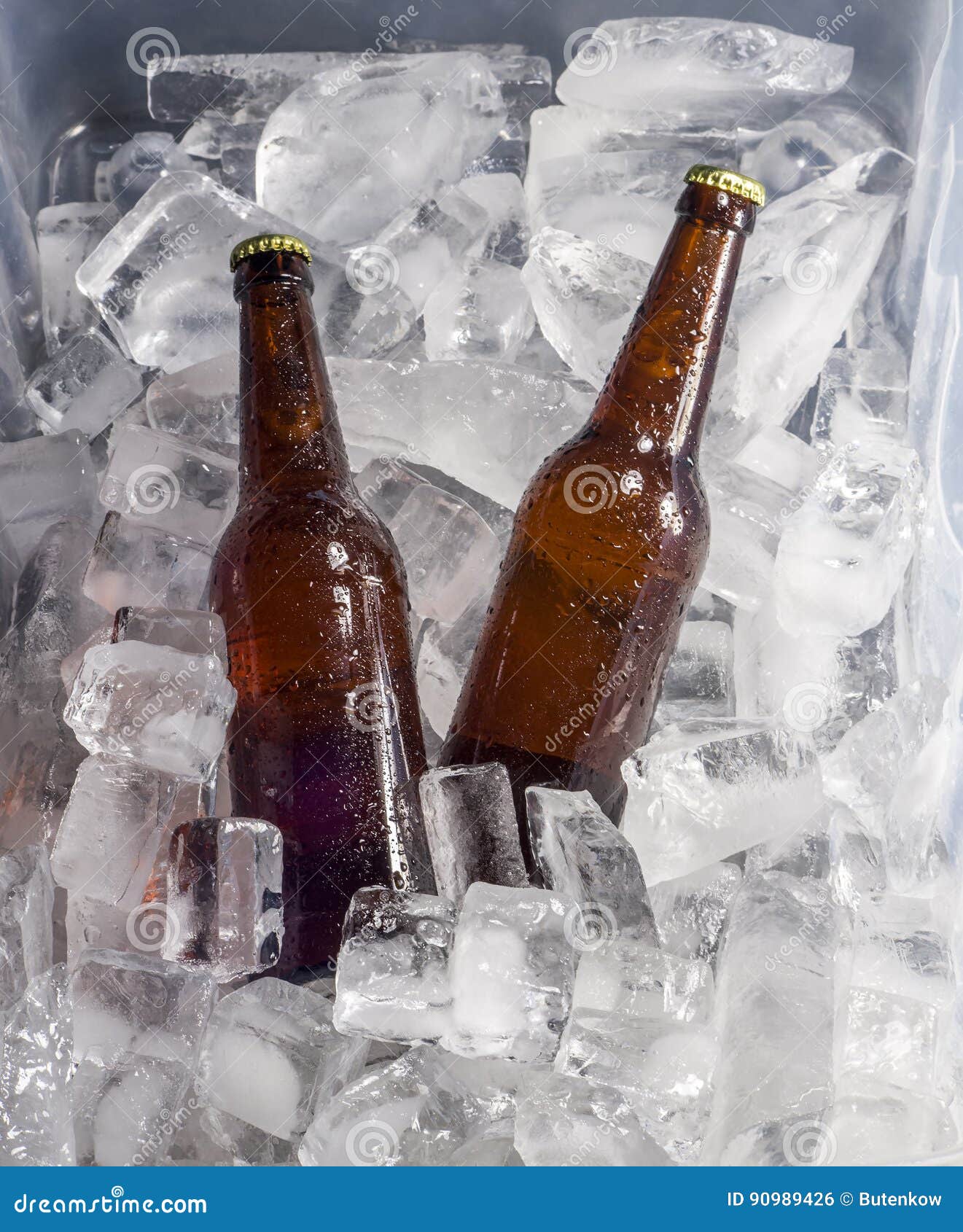 Garrafas Da Cerveja No Gelo Foto de Stock - Imagem de refrescamento ...