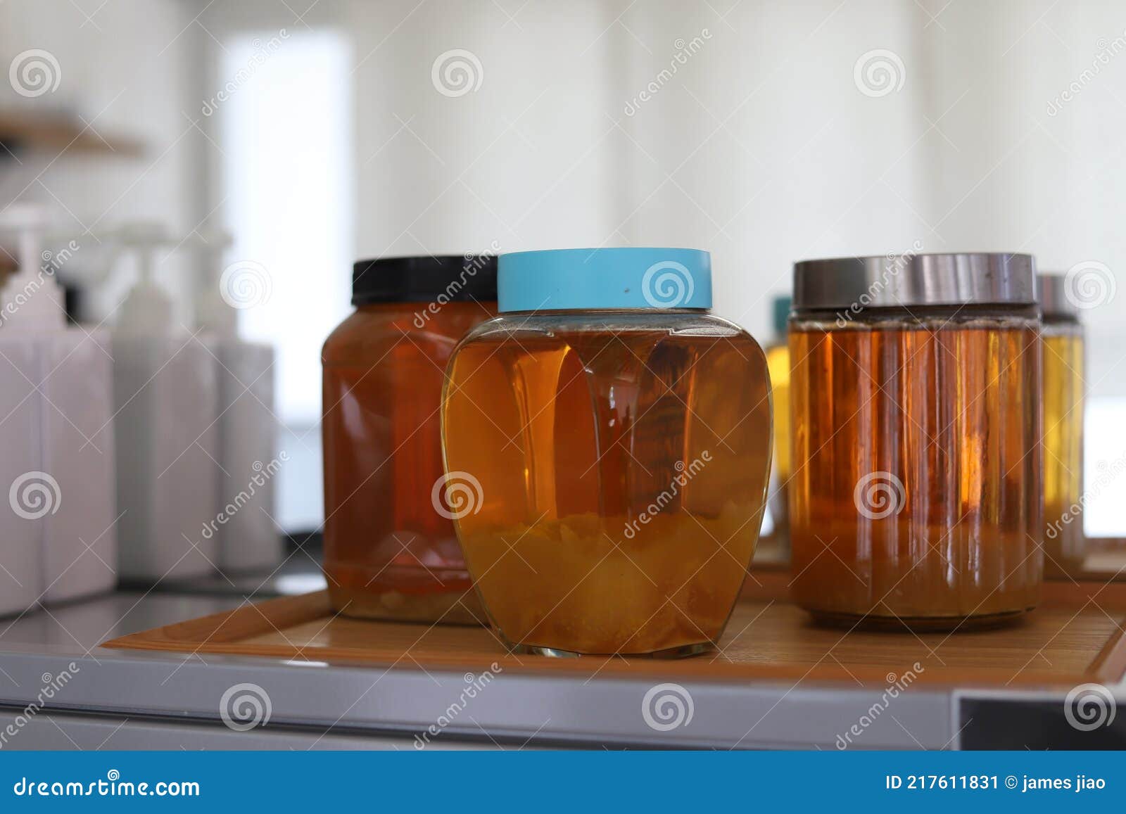 Garrafas De Cerveja De Mel Na Cozinha Imagem de Stock - Imagem de ...