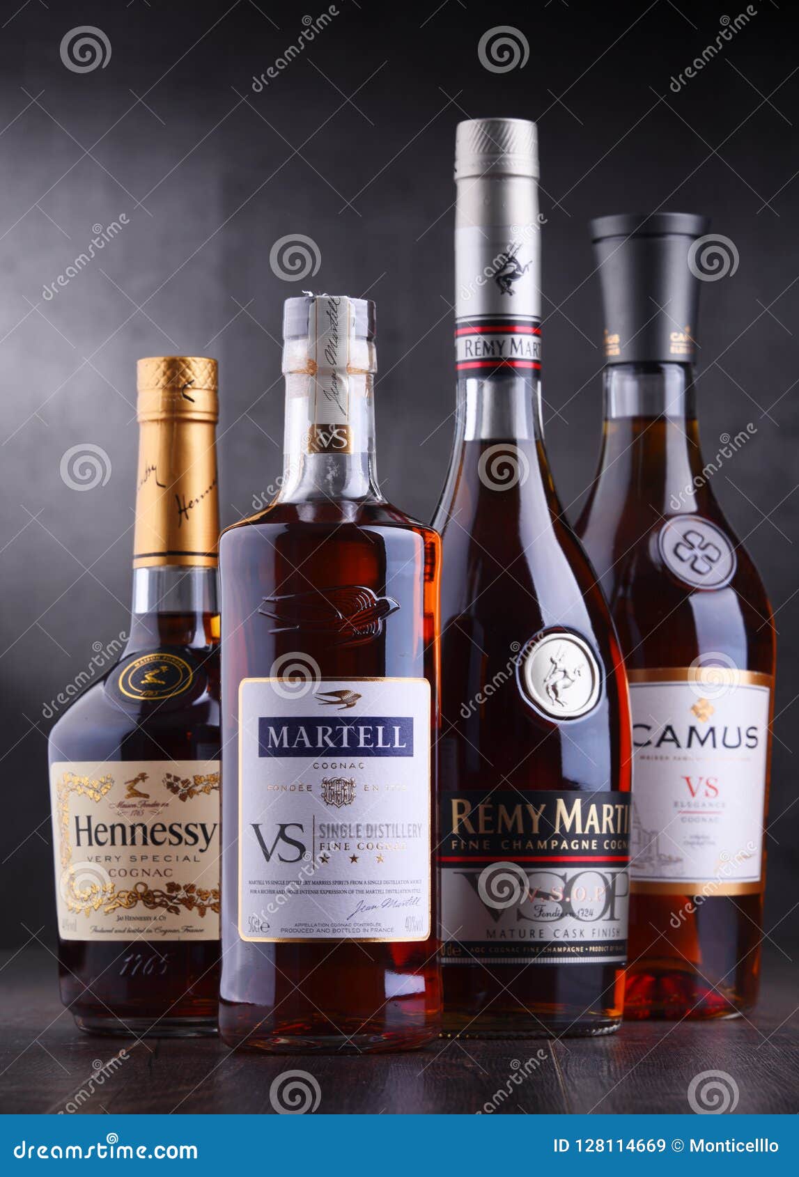 Garrafas De Tipos Famosos Do Conhaque Imagem de Stock Editorial ...