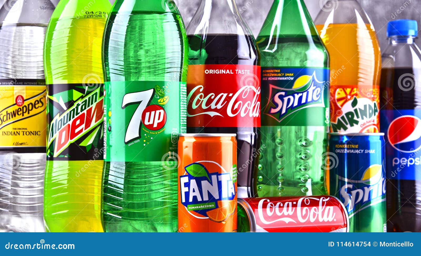 Garrafas De Tipos Globais Do Refresco Imagem de Stock Editorial ...