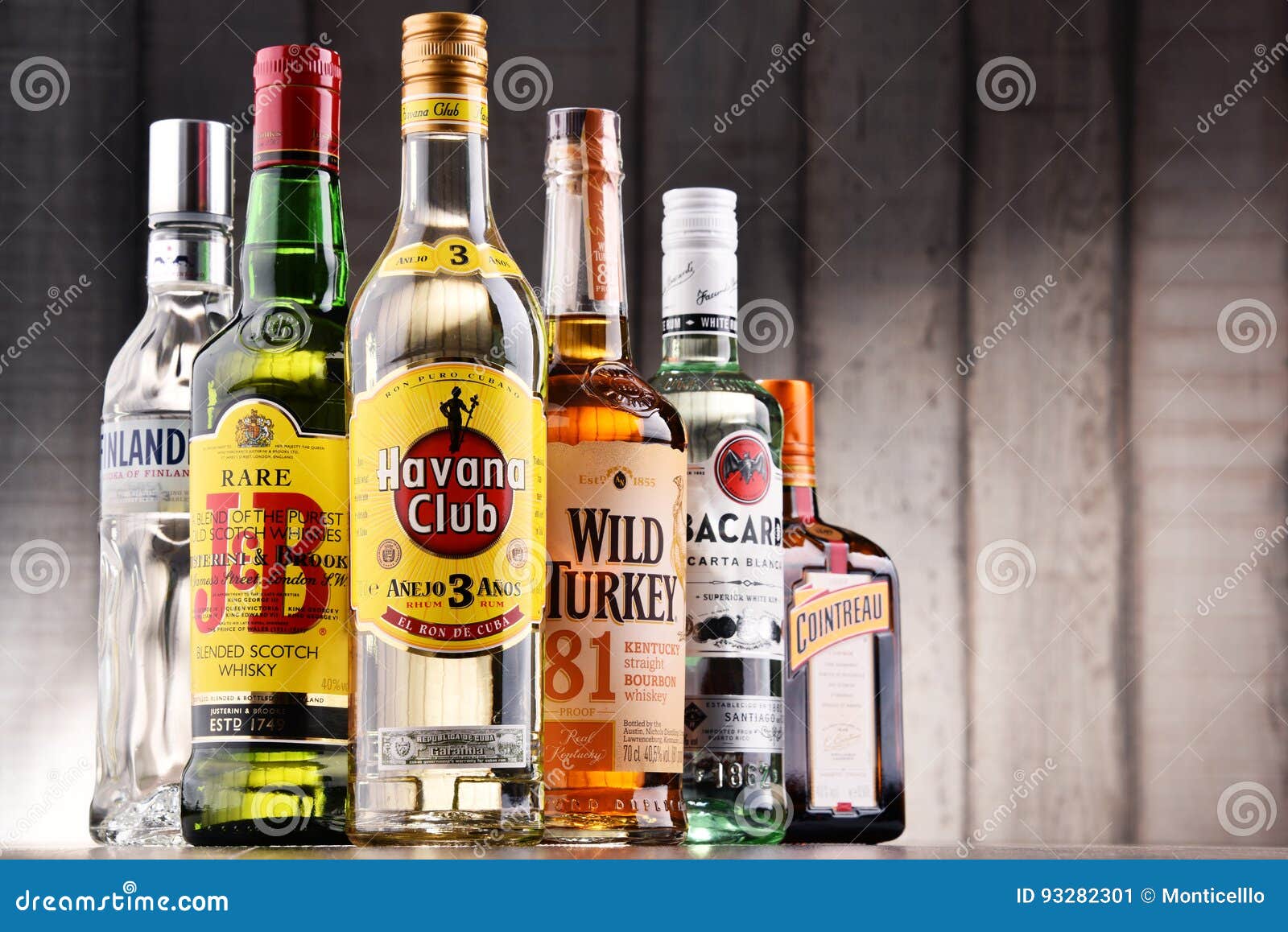 Garrafas De Tipos Globais Sortidos Do Licor Duro Foto Editorial ...