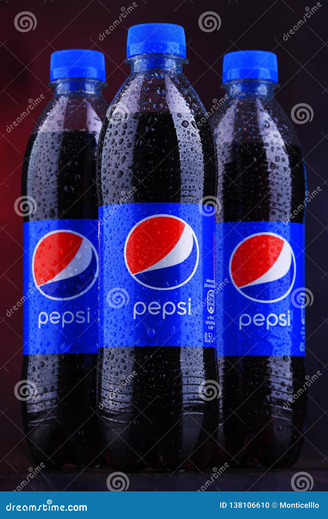 Garrafas Do Refresco Carbonatado Pepsi Imagem Editorial - Imagem de ...