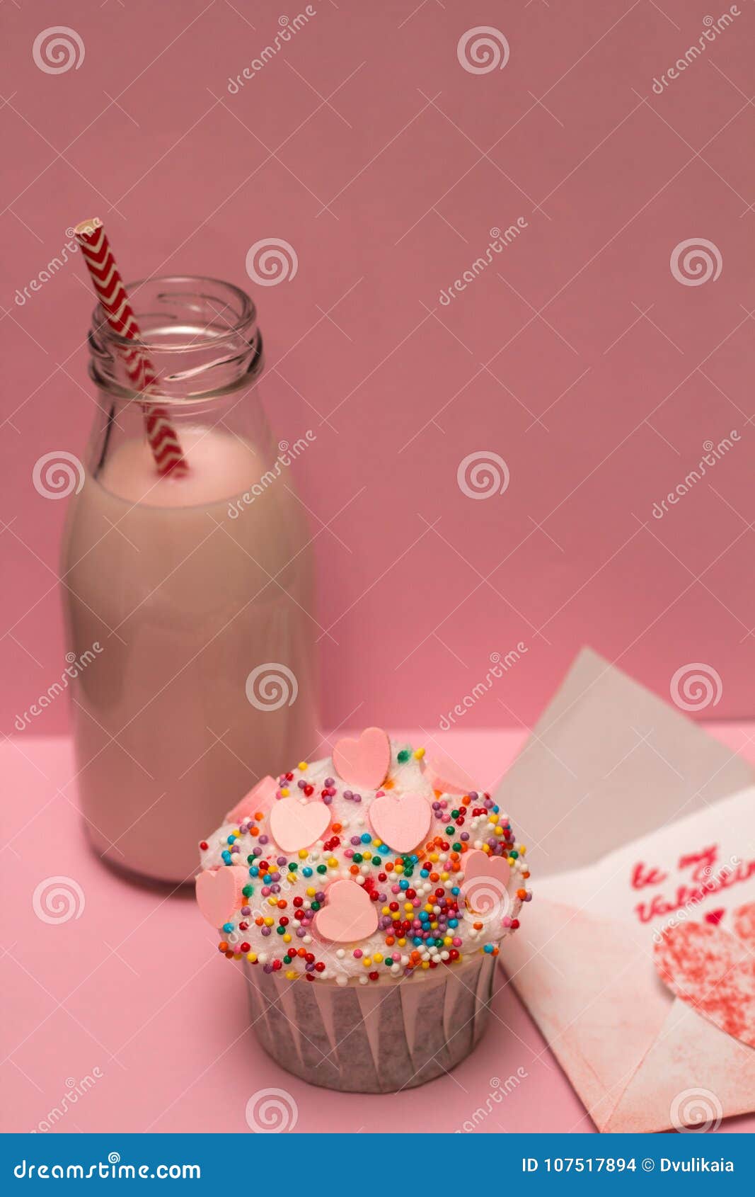 Garrafas E Queques Cor-de-rosa Do Milk Shake Foto de Stock - Imagem de ...