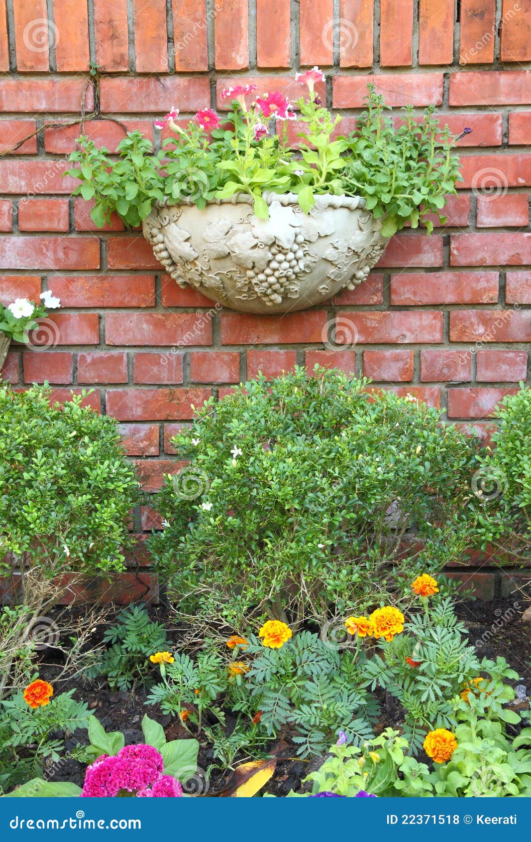 Gartendekoration-Backsteinmauer Stockfoto - Bild von blätter, stein ...