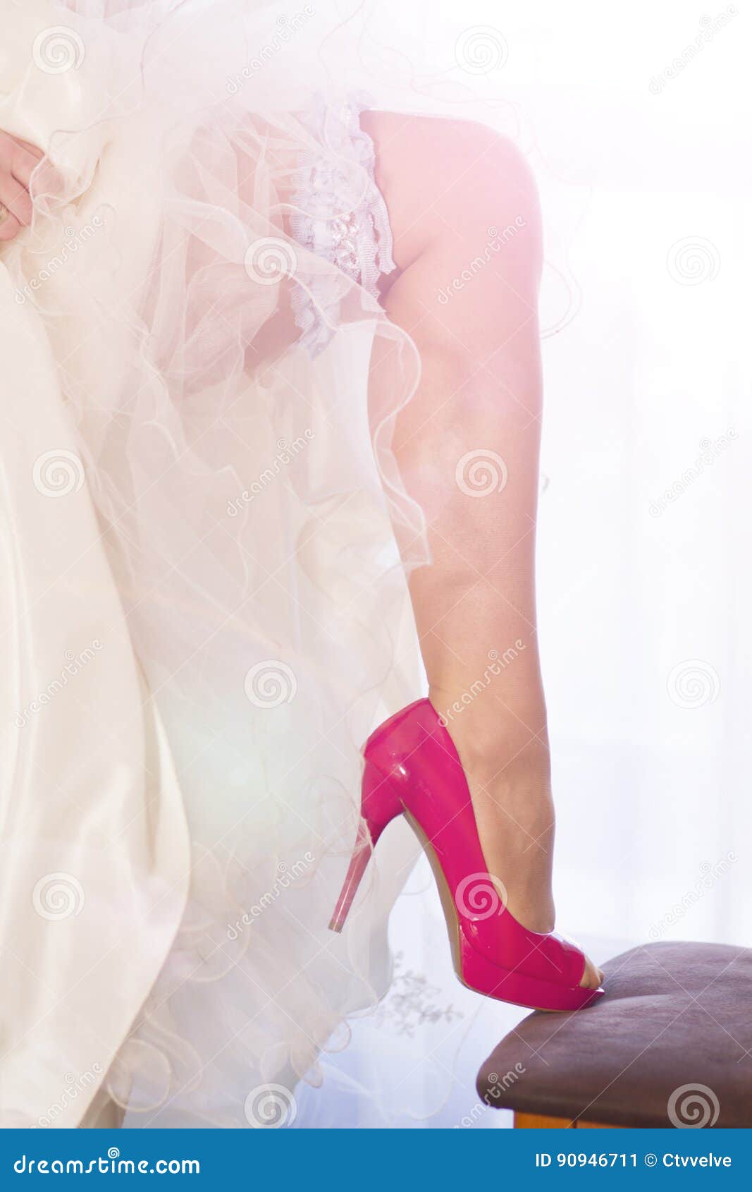 Garter on the Leg of a Bride Stock Image - Image of beauty, body: 90946711