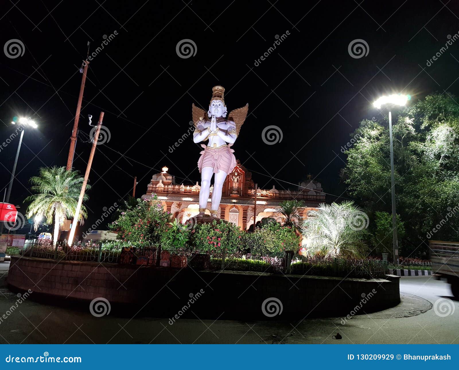 Garuda statue editorial stock image. Image of statue - 130209929