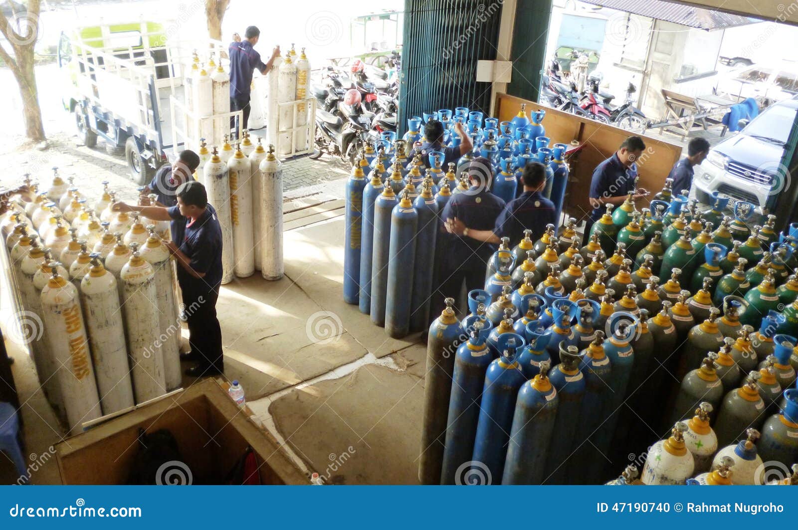 Gas bottles store editorial image. Image of explode, propane - 47190740