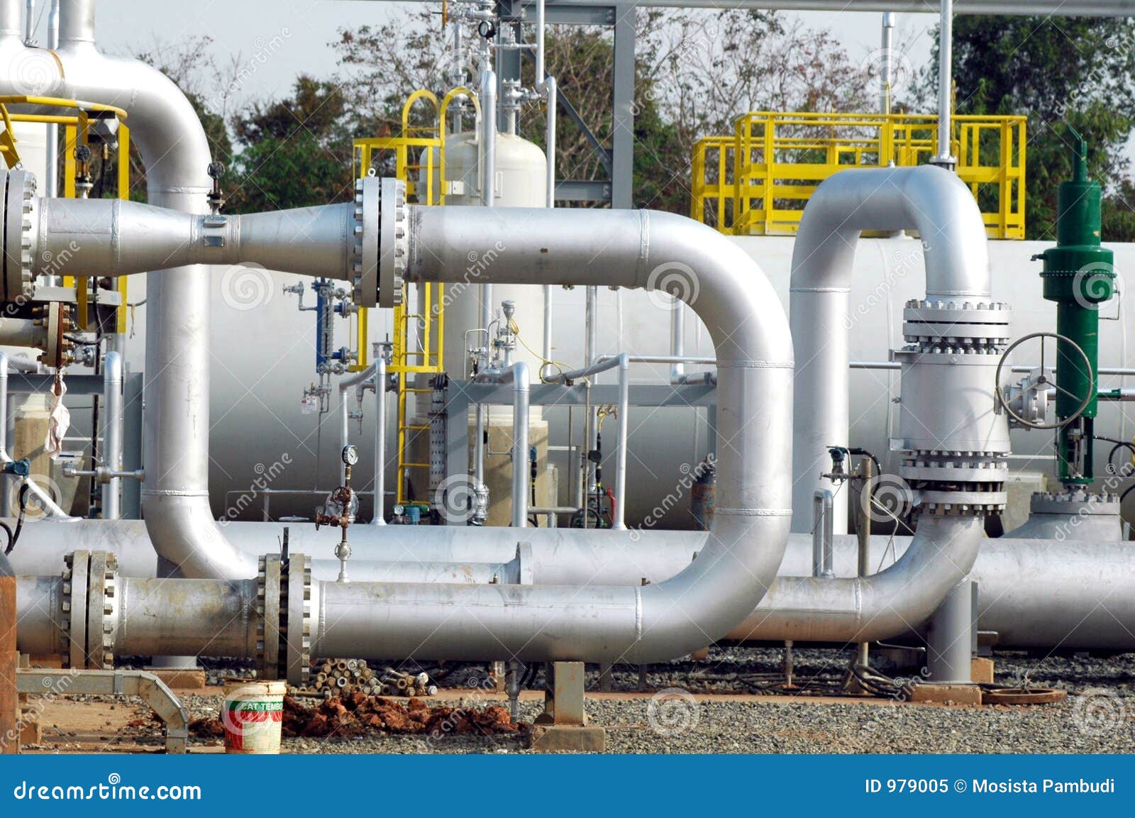 Gas Refinery Pipe Royalty Free Stock Photo - Image: 979005