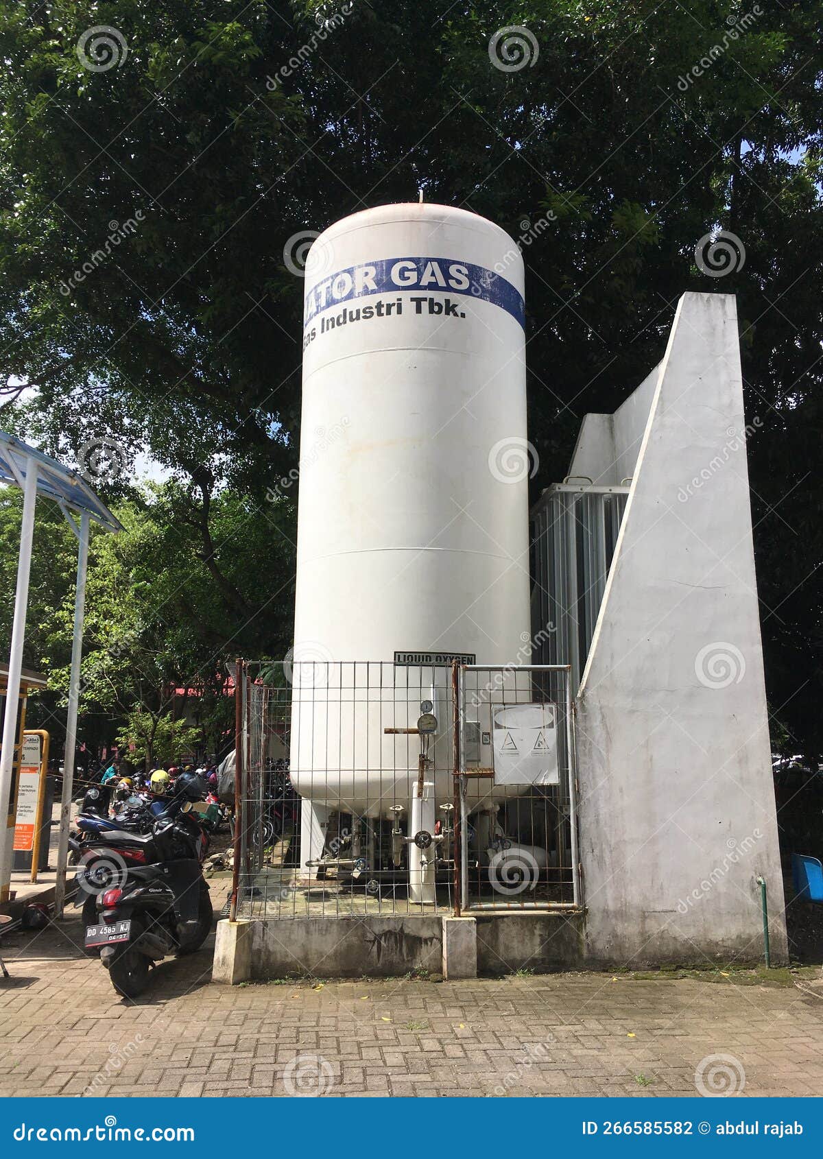 Gas tank cylinders editorial photography. Image of white - 266585582