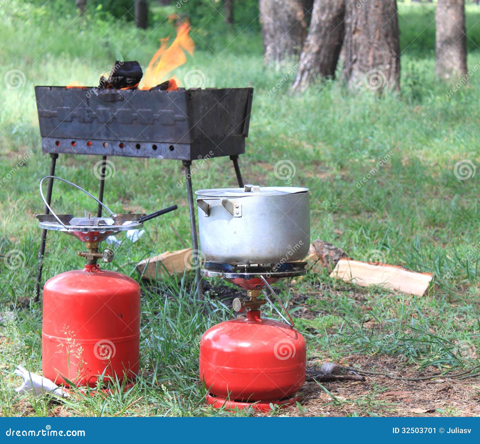 Gasfles En BBQ Voor Het Koken Stock Afbeelding - Image of koperslager ...