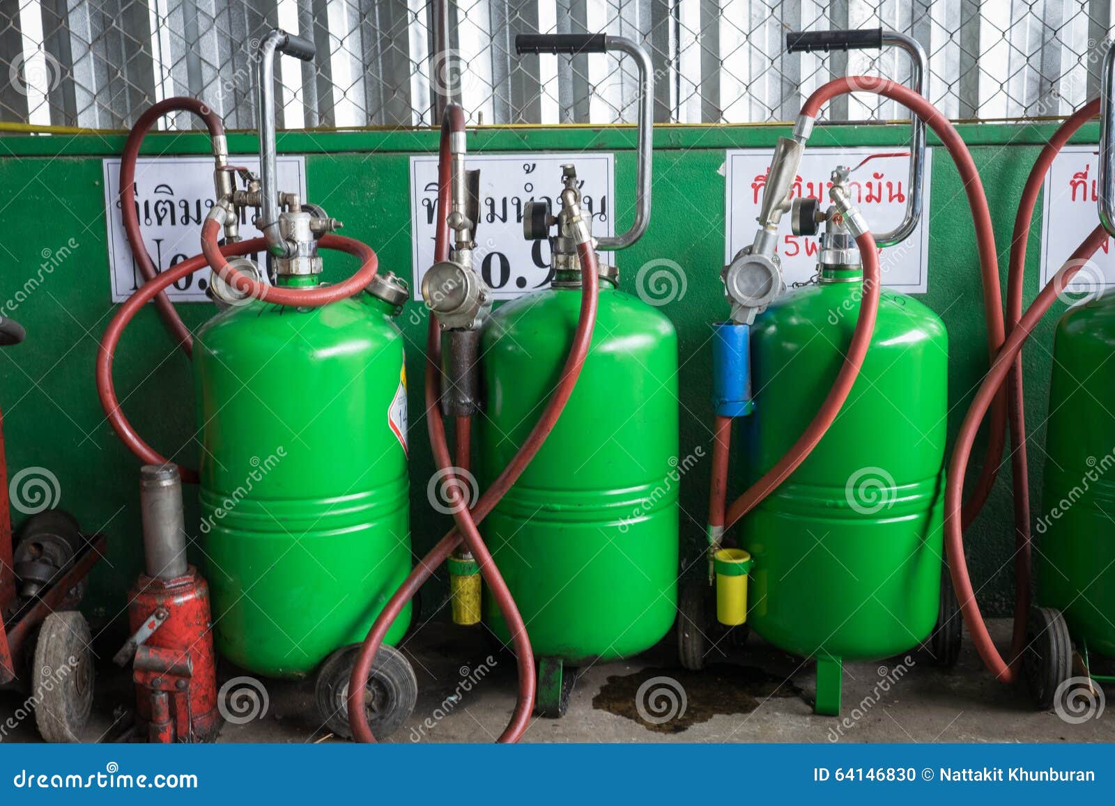 Gasfles in garage stock foto. Image of industrie, houder - 64146830