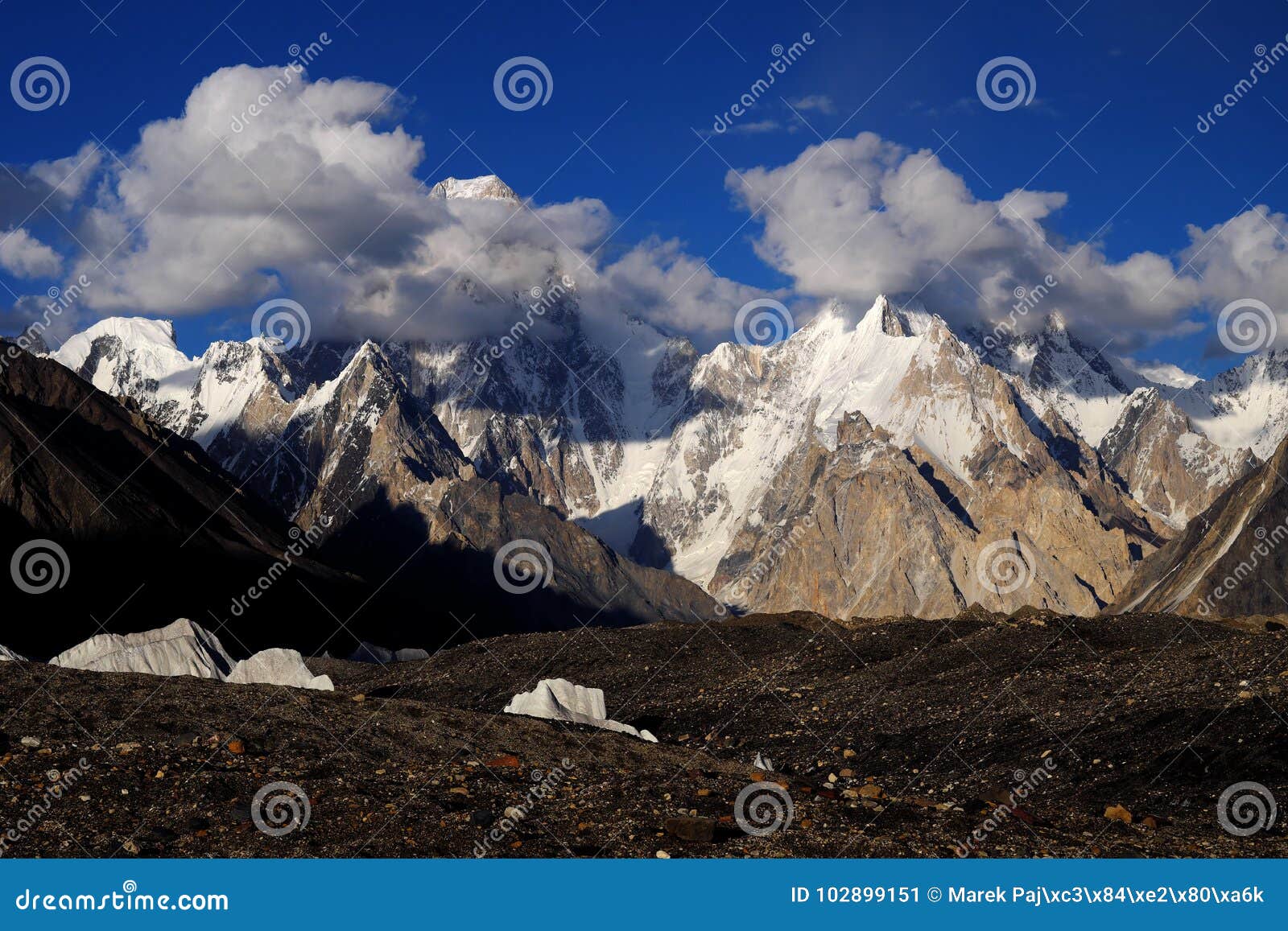 Gasherbrum IV de Gore II foto editorial. Imagem de catedral - 102899151