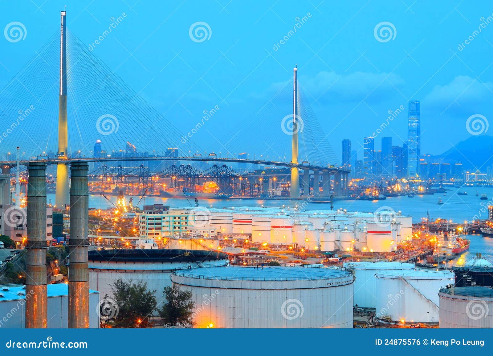 Gashouder en wegbrug stock foto. Image of fabriek, industrie - 24875576