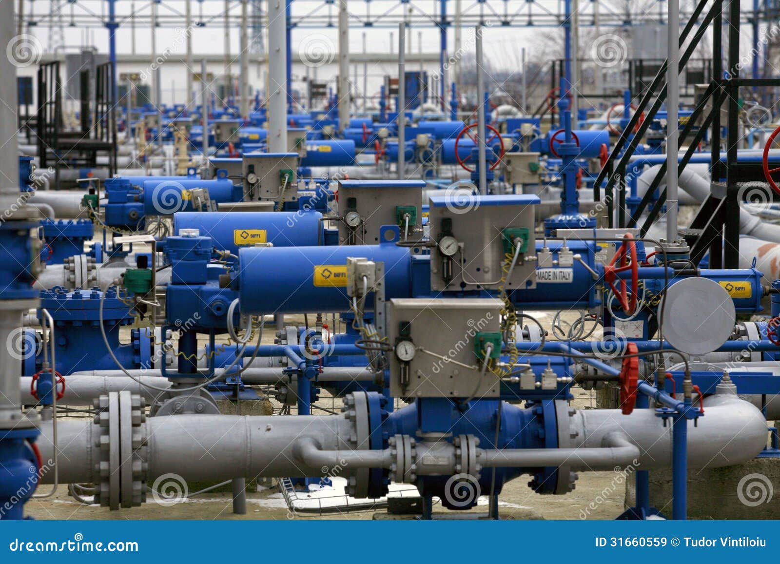 Gasinstalation stock afbeelding. Image of doorgang, rood - 31660559