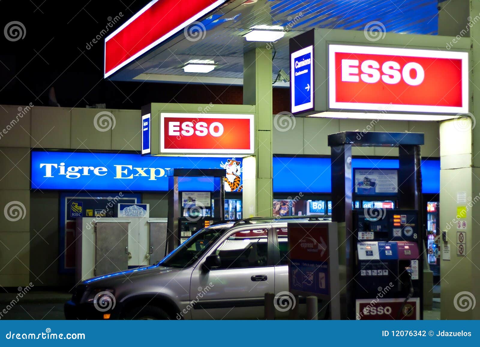 Gasolinera de Esso fotografía editorial. Imagen de noche - 12076342