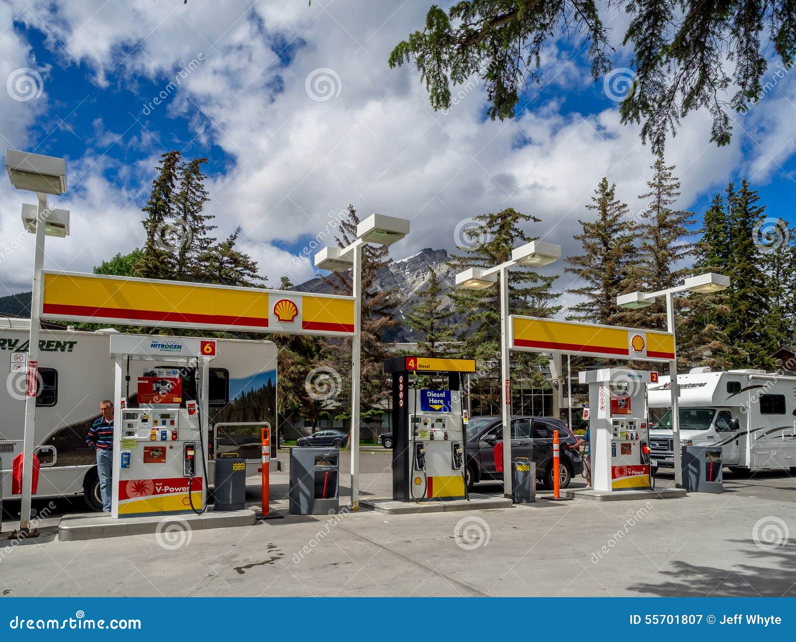 Gasolinera de Shell, Banff fotografía editorial. Imagen de avenida ...
